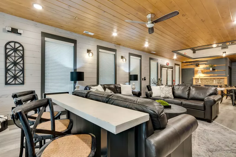 GRINNING BEAR RETREAT In Gatlinburg