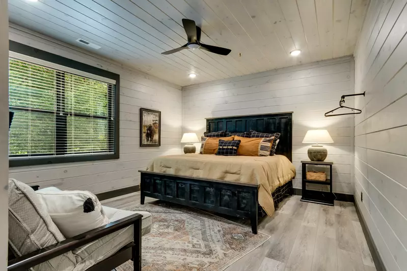 GRINNING BEAR RETREAT In Gatlinburg